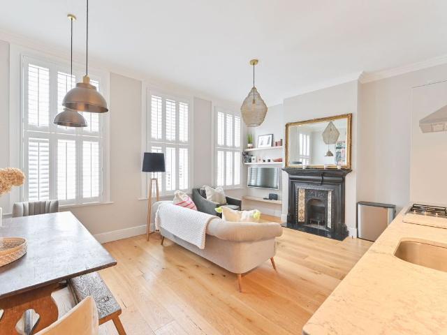 Barnard Mews, Clapham Junction, London SW11, 2 bed flat to rent, £4,000 pcm | PrimeLocation
