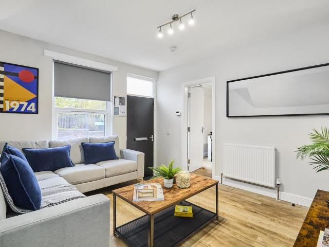 Barnbrough Street, Leeds LS4 5 bed house to rent £2,383 pcm £550 pw