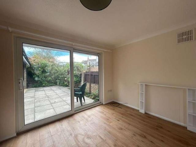 Barnes Close, Sturminster Newton, DT10
