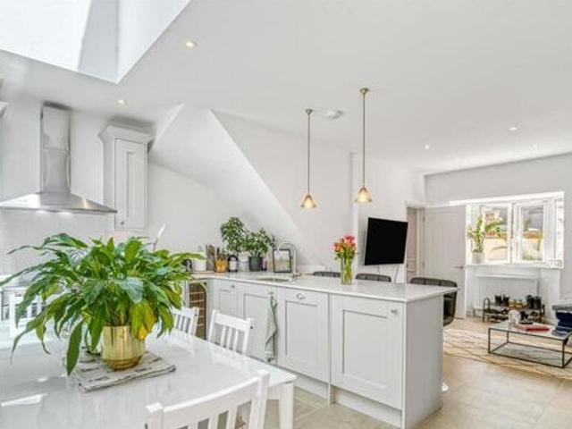 Barnes High Street, Barnes. London, 3 Bedroom House