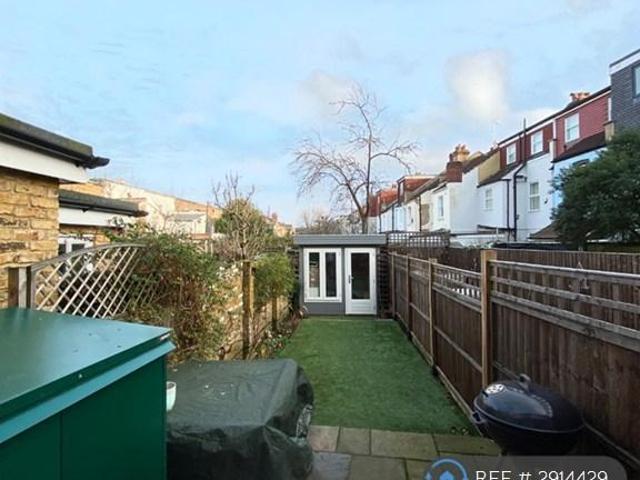 Barnes, London, SW13 2 bed flat to rent £2,300 pcm £531 pw