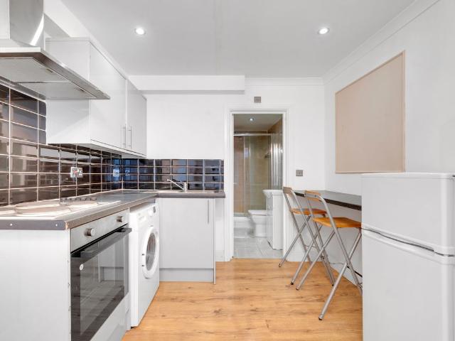 Barnett Street, Whitechapel, London E1, Studio to rent, £1,500 pcm | PrimeLocation