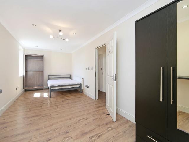 Barnett Street, London E1, Studio to rent, £1,600 pcm | PrimeLocation