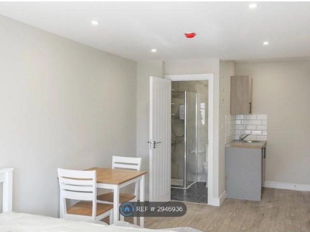 Barnett Wood Lane, Ashtead KT21, Studio to rent, £895 pcm | PrimeLocation