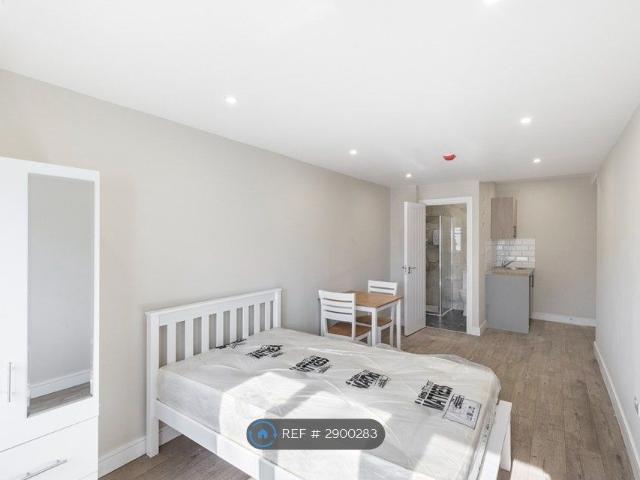 Barnett Wood Lane, Ashtead KT21, Studio to rent, £895 pcm | PrimeLocation