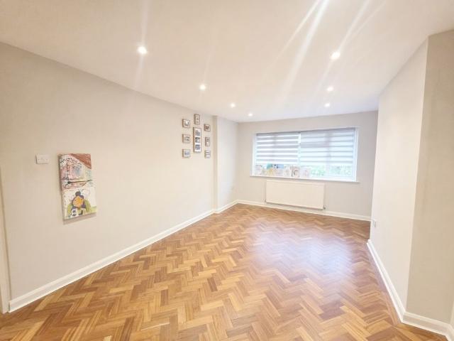 Barnet Lane, WD6 3HL, Elstree