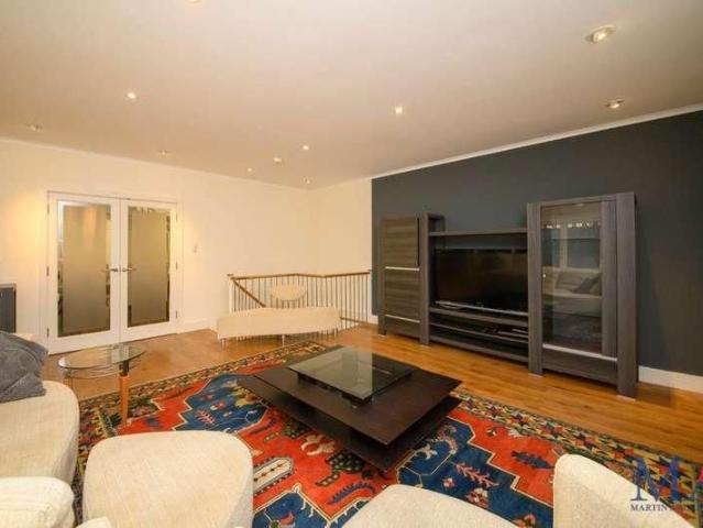 Barnet Lane, Elstree, WD6