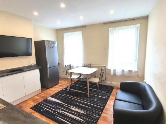 Barnfield Gardens, Plumstead. 2 bed flat to rent £1,550 pcm £358 pw