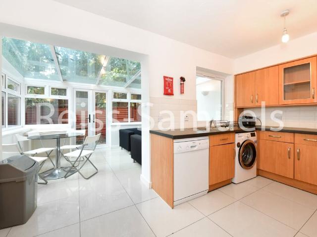 Barnfield Place, Canary Wharf, Docklands, London E14, 5 bed town house to rent, £5,308 pcm | PrimeLocation