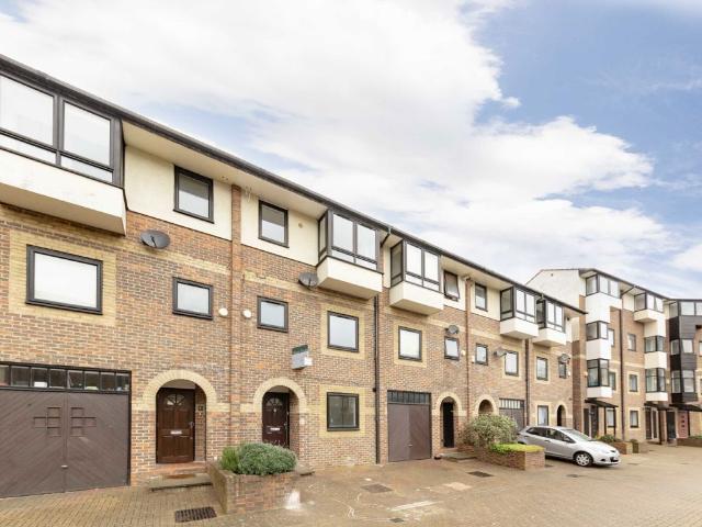 Barnfield Place, Canary Wharf E14, 4 bed detached house to rent, £3,580 pcm | PrimeLocation