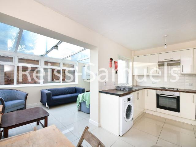 Barnfield Place, Isle Of Dogs, Docklands, Canary Wharf, London E14, 5 bed town house to rent, £4,008 pcm | PrimeLocation