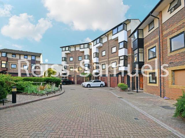 Barnfield Place, Isle Of Dogs, Docklands, Canary Wharf, London E14, 5 bed town house to rent, £4,117 pcm | PrimeLocation