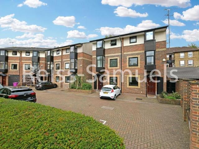 Barnfield Place, Isle of dogs,London E14 5 bed end of terrace house to rent £5,200 pcm £1,200 pw