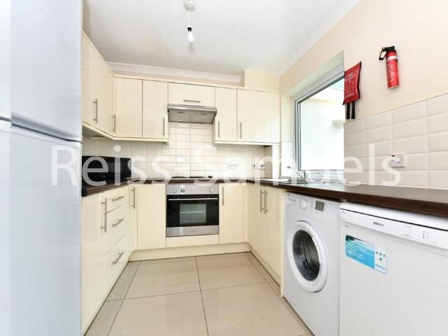 Barnfield Place, Isle of dogs,London E14 5 bed end of terrace house to rent £5,200 pcm £1,200 pw