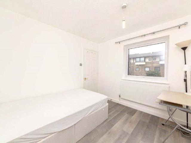 Barnfield Place, London, E14 4 bed terraced house to rent £3,580 pcm £826 pw