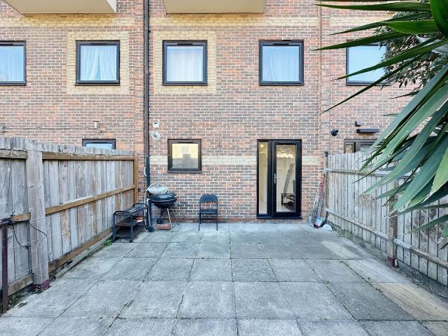 Barnfield Place, London E14, 4 bed terraced house to rent, £3,900 pcm | PrimeLocation