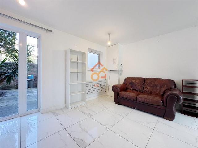 Barnfield Place, London, E14 4 bed house to rent £3,900 pcm £900 pw