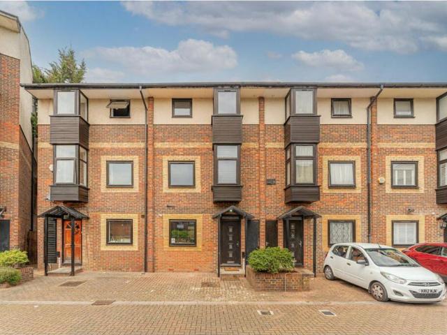 Barnfield Place, London E14 5 bed terraced house to rent £3,900 pcm £900 pw