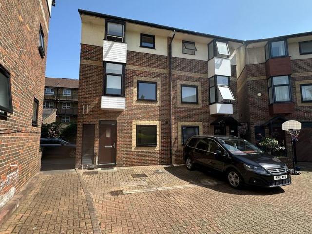 Barnfield Place, London E14 5 bed townhouse to rent £4,000 pcm £923 pw