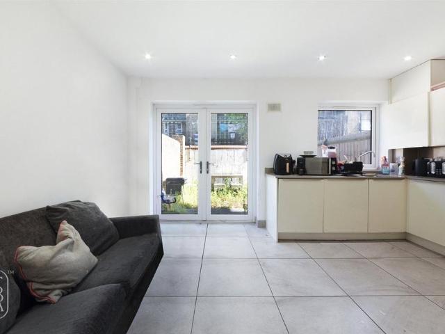 Barnfield Place, London, E14 5 bed house to rent £4,300 pcm £992 pw