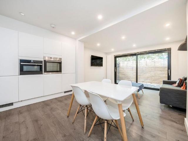 Barnfield Place, London E14 5 bed house to rent £4,750 pcm £1,096 pw