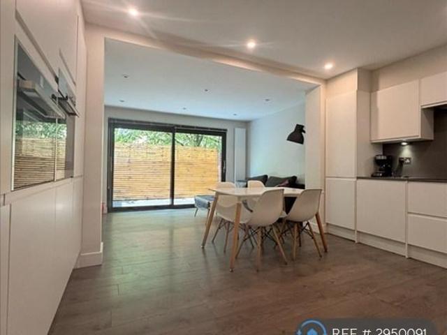 Barnfield Place, London, E14 5 bed semi detached house to rent £4,750 pcm £1,096 pw