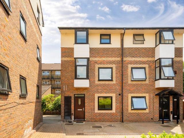 Barnfield Place, London E14 5 bed semi detached house to rent £4,000 pcm £923 pw