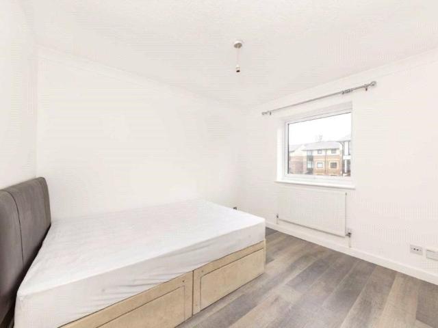 Barnfield Place, London 4 bed terraced house to rent £3,700 pcm £854 pw