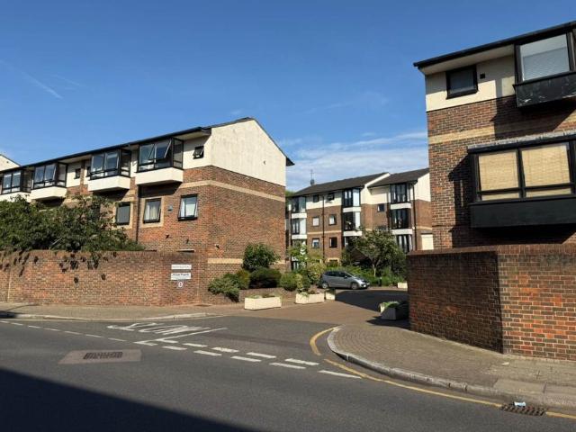 Barnfield Place, Mudchute 4 bed house to rent £4,000 pcm £923 pw