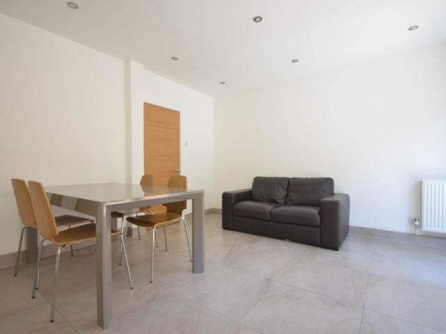 Barnfield Place, Mudchute