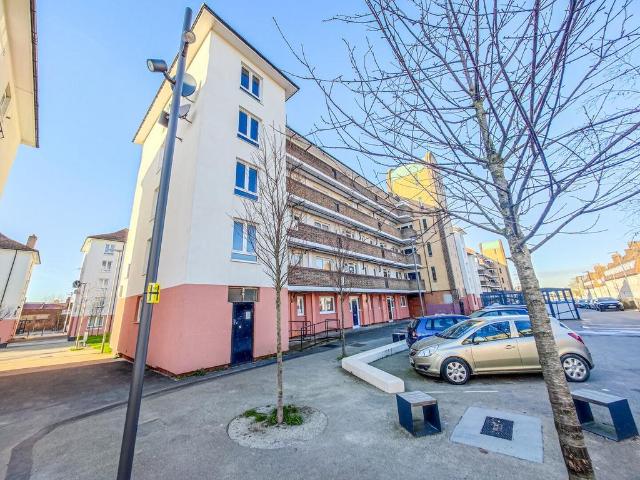 Barnfield Road, Plumstead, London, SE18 2 bed ground floor flat to rent £1,550 pcm £358 pw