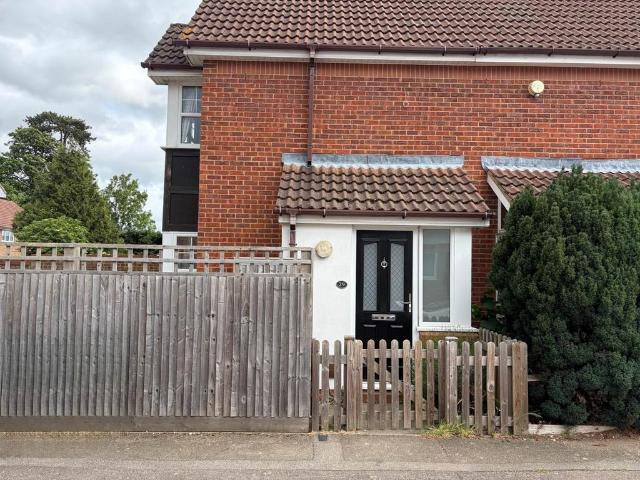 Barnsbury Gardens, Newport Pagnell MK16 1 bed semi detached house to rent £1,025 pcm £237 pw
