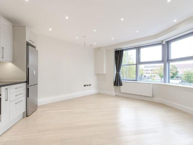 Barnsbury Lane, Tolworth, Surbiton, KT5 1 bed flat to rent £1,550 pcm £358 pw