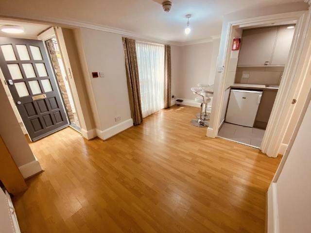 Barnsbury Road, London N1 1 bed flat to rent £2,080 pcm £480 pw