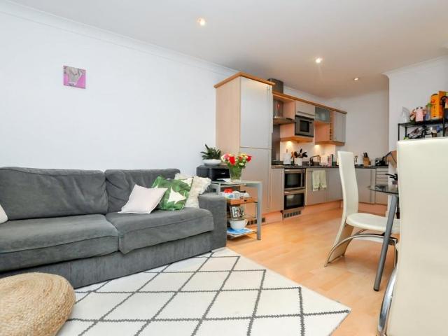 Baron Street, Angel 1 bed flat to rent £2,100 pcm £485 pw