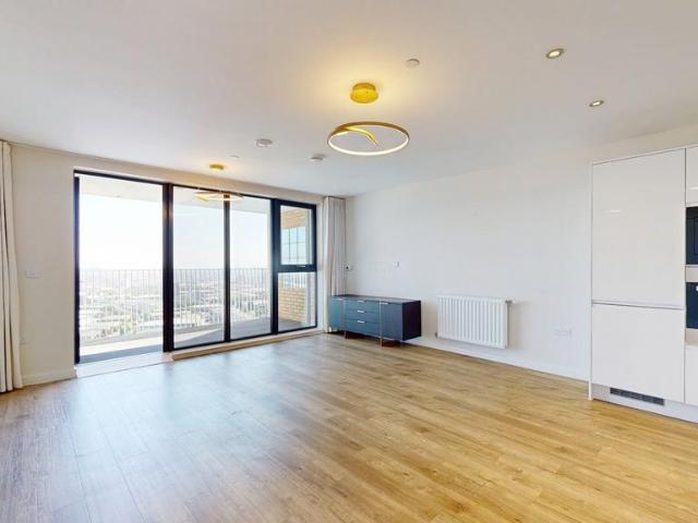 Baronet House, Lakeside Drive. 2 bed penthouse to rent £2,600 pcm £600 pw