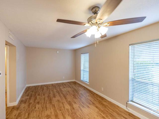 Barranca Square Apartments Studio Apartment for Rent at 910 West 26th Street, Austin, TX 78705 West University