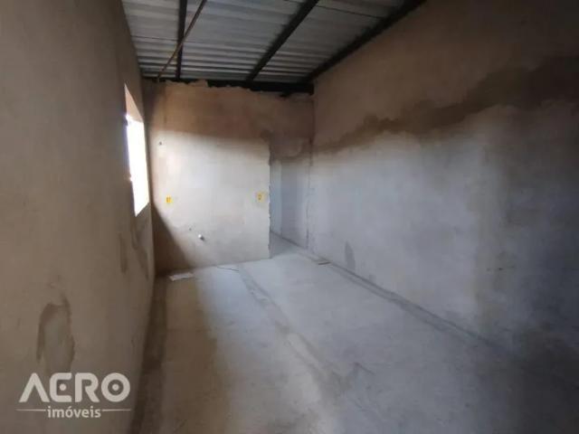 Barracão novo, com apartamentos nos fundos