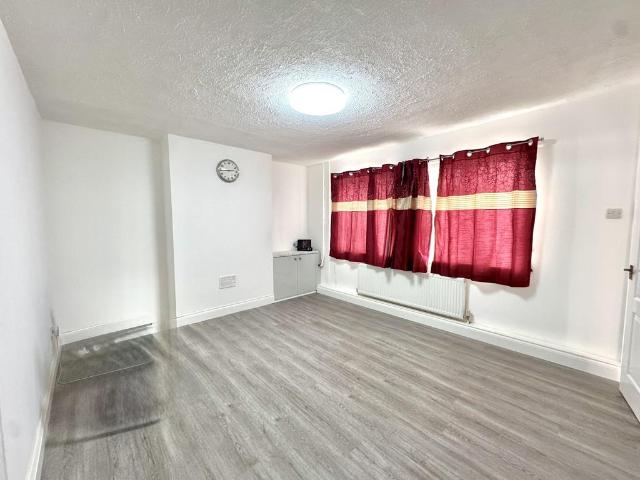 Barrack Road, Hounslow, TW4 3 bed end of terrace house to rent £2,400 pcm £554 pw