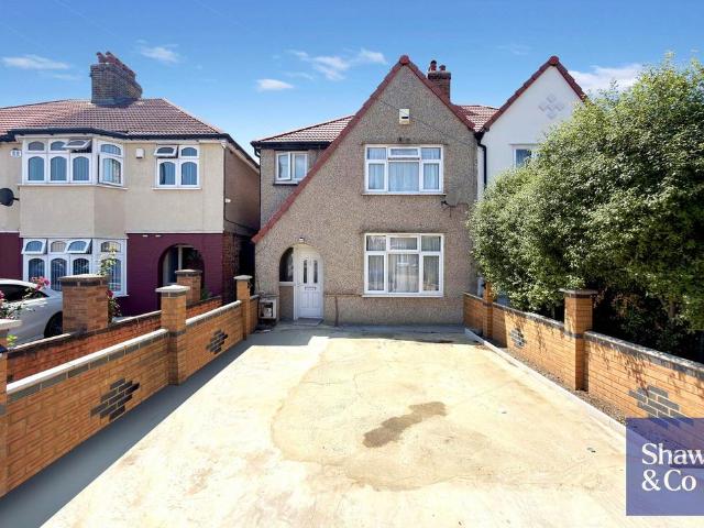 Barrack Road, Hounslow TW4 5 bed semi detached house to rent £3,500 pcm £808 pw