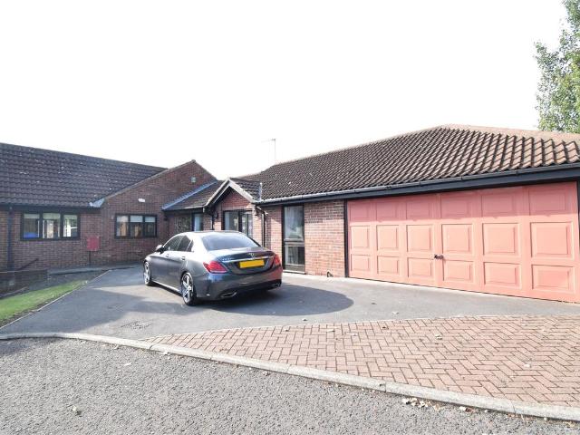 Barratts Road, Wakefield WF1, 5 bed detached bungalow to rent, £1,650 pcm | PrimeLocation