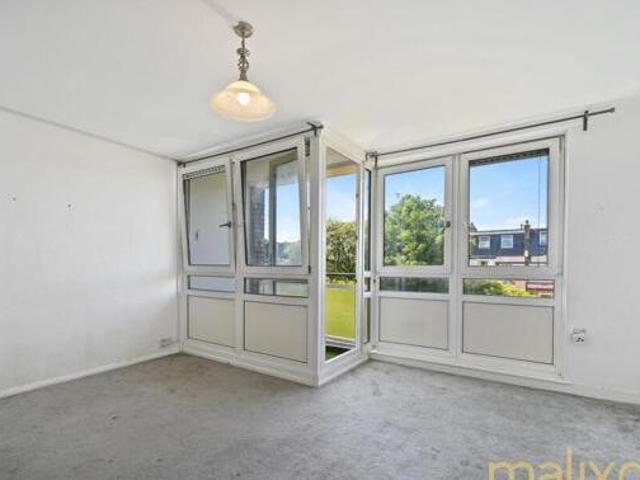 Barringer Square, London, 3 Bedroom Flat