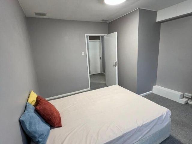 Barringer Square, London SW17, Room to rent, £770 pcm | PrimeLocation