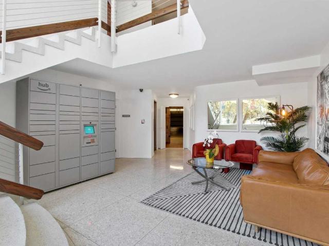 Barrington Avenue Apartment Homes 1 Bedroom Apartment for Rent at 708 S Barrington Ave, Los Angeles, CA 90049 Brentwood