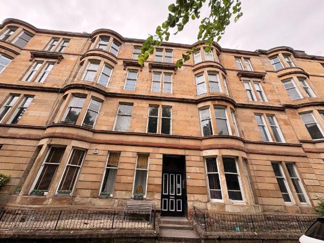 Barrington Drive, Glasgow, G4 3 bed flat to rent £1,950 pcm £450 pw