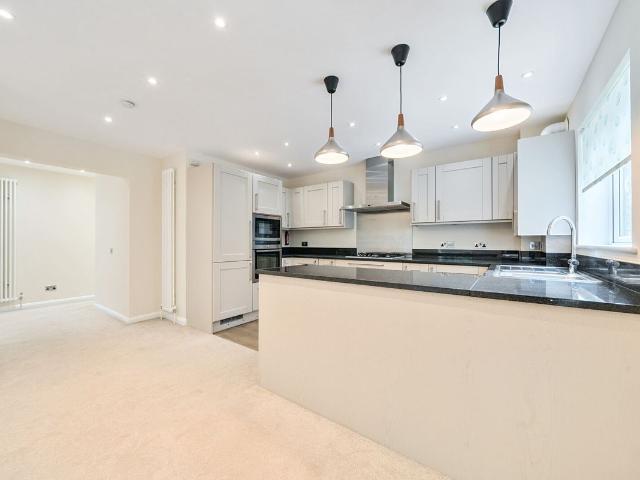 Barrington Lodge, Princes Road, Weybridge KT13, 2 bed flat to rent, £1,950 pcm | PrimeLocation