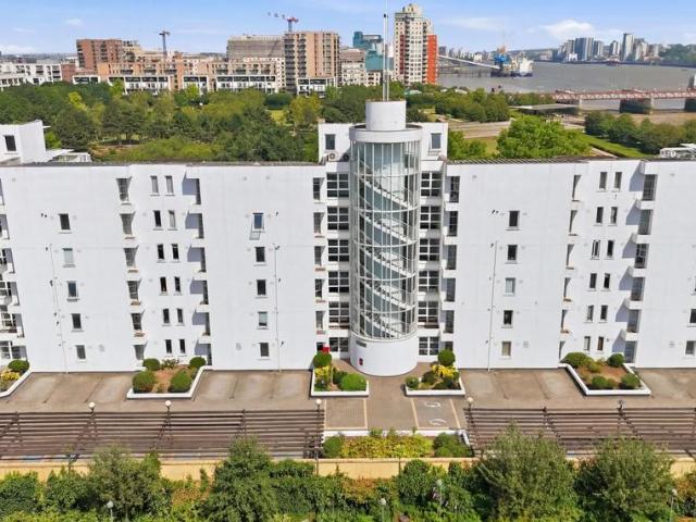 Barrier Point Road, London, E16 1 bed flat to rent £1,800 pcm £415 pw