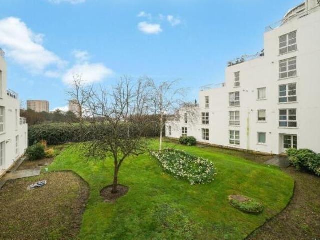 Barrier Point Road, London, E16 2 bed flat to rent £2,400 pcm £554 pw