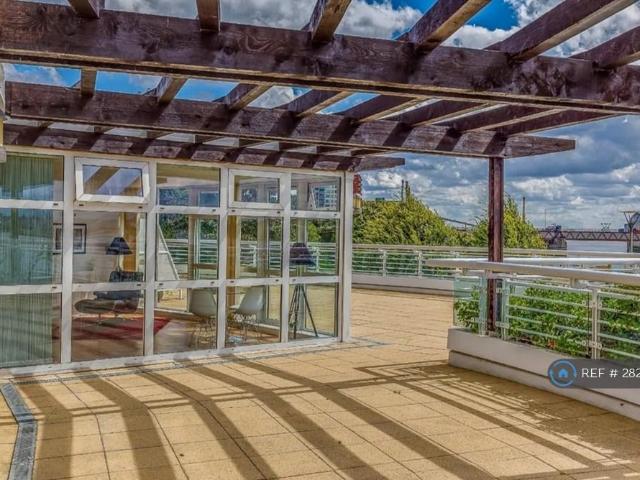 Barrier Point Road, London, E16 2 bed flat to rent £2,800 pcm £646 pw