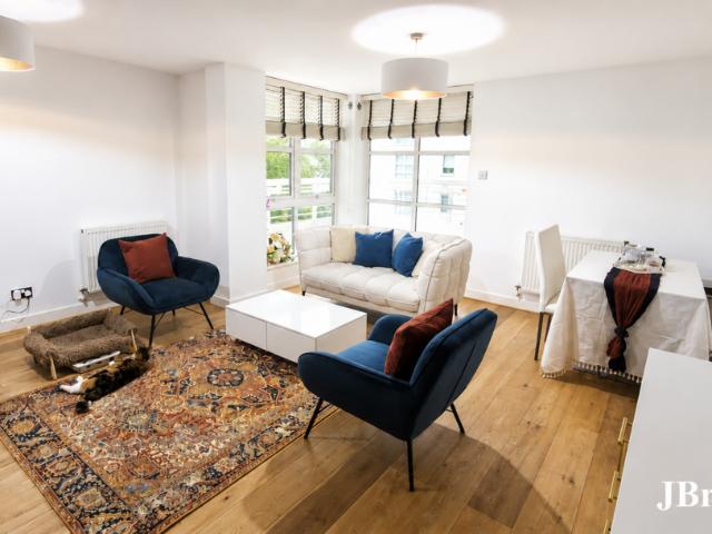 Barrier Point Road, London, E16 2 bed flat to rent £2,300 pcm £531 pw